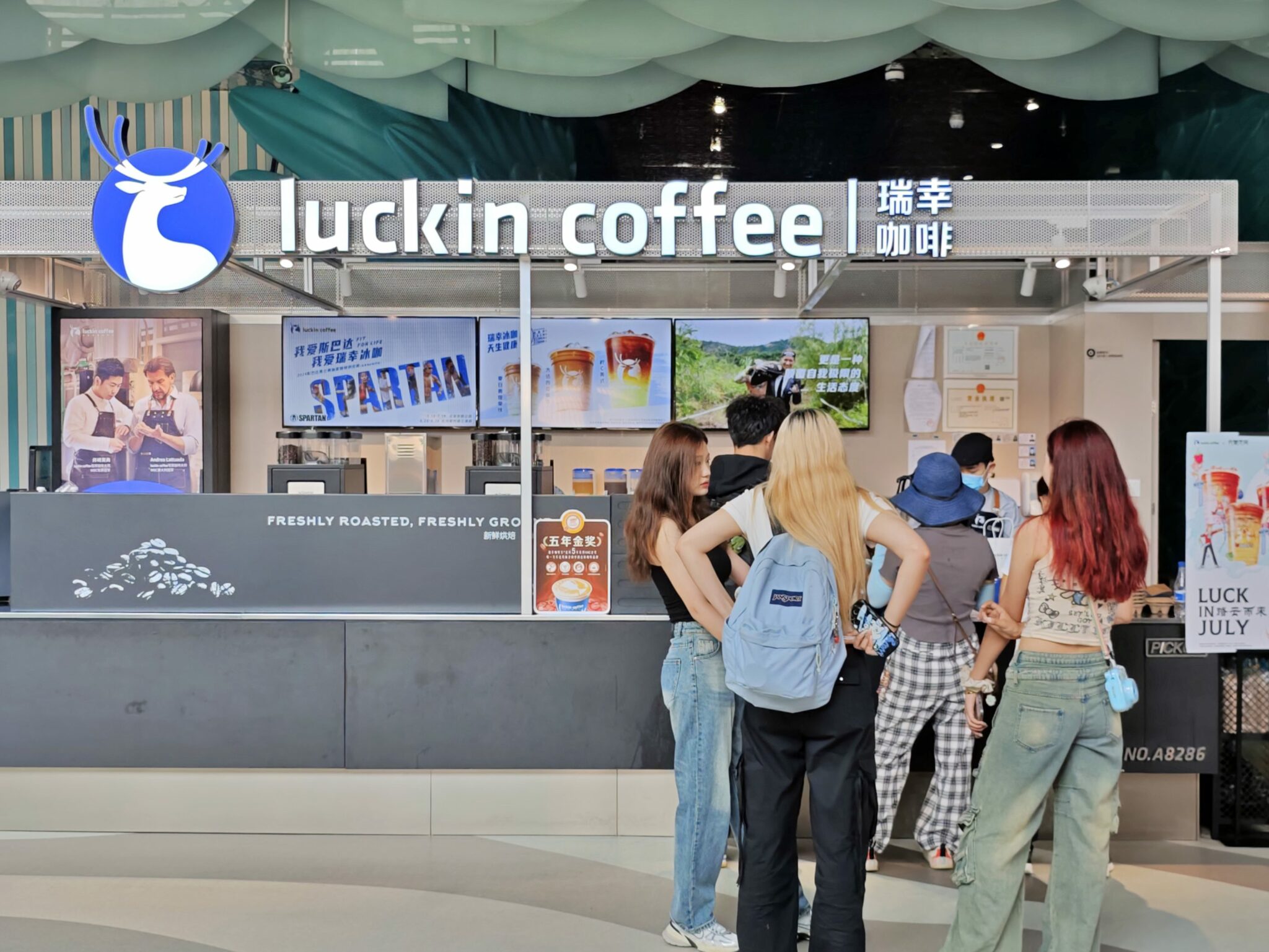 Como a Luckin Coffee desafia a Starbucks: confira as estratégias - BrandEast